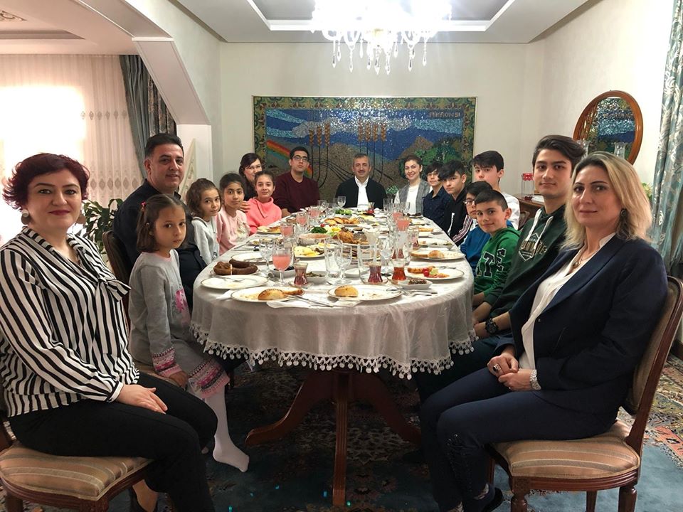 Sezer, sevgi evlerinde